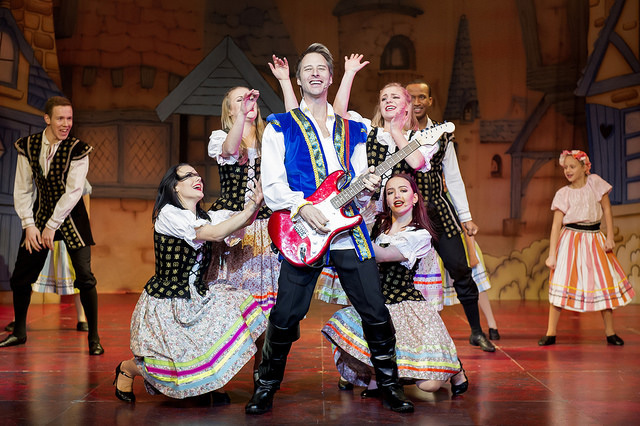 Review of Worthing's wonderful new Pantomime for 2017 - Snow White ...