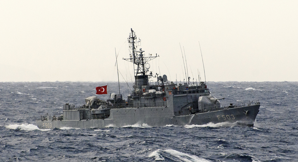 ΕΚΤΑΚΤΟ – Φλέγεται η τουρκική κορβέτα TCG Beykoz (F503) – 11 Τούρκοι ...