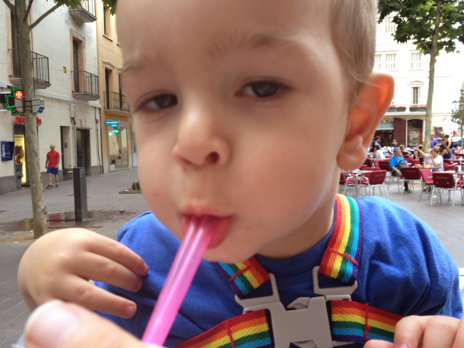 LA MAMÁ DE JON: Por fin aprendo a beber con pajita!!!