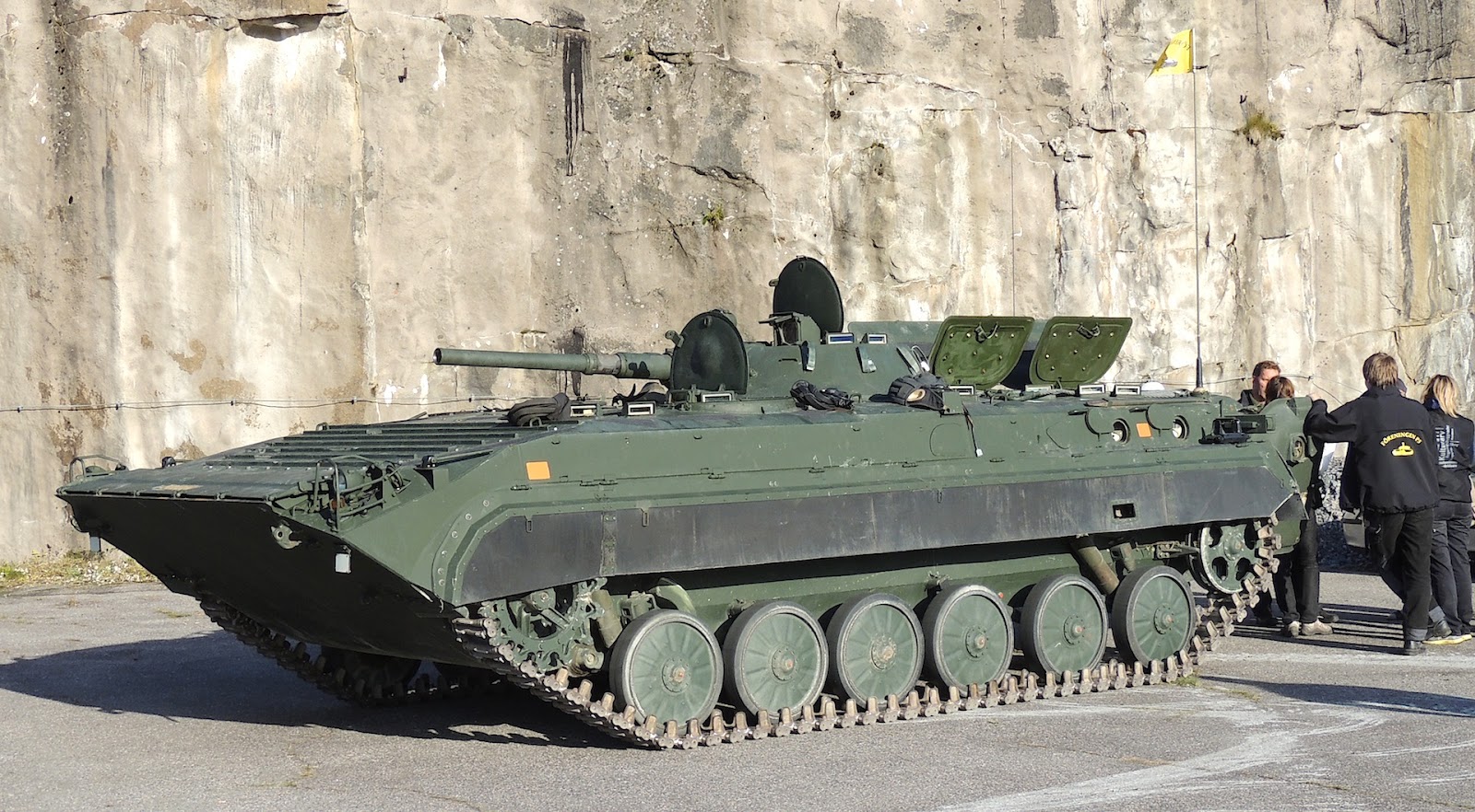 Hemligt fort publikt och pansarbandvagn 501