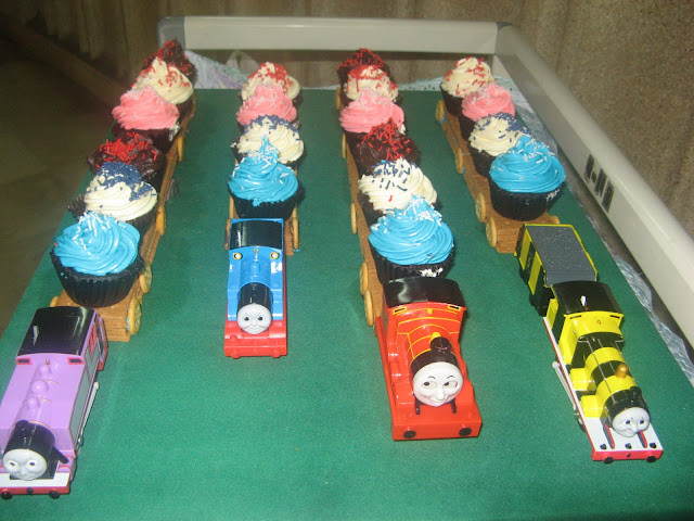 The Phenomenal Mama: Thomas the Train Cupcakes & Croley Lobo Biscuits