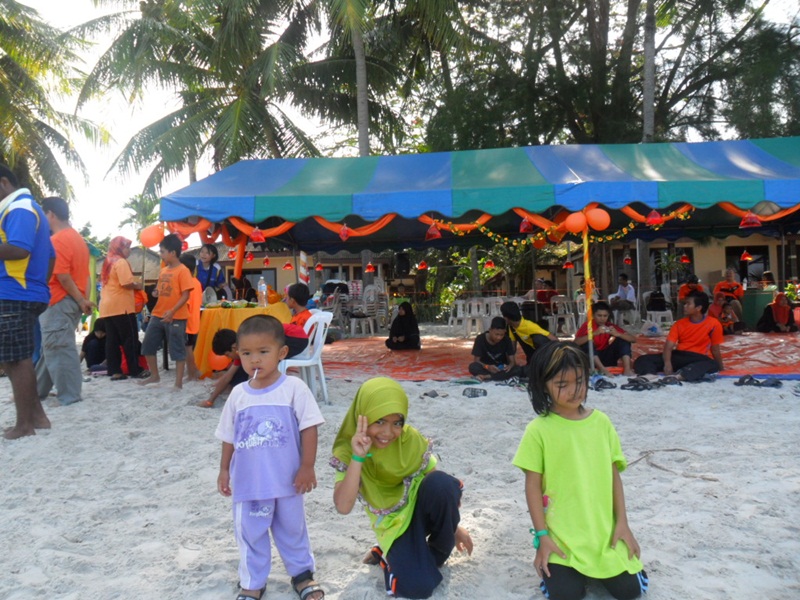 ROSLANKASIM : Hari Keluarga Lafarge 2012 di Pantai Cenang