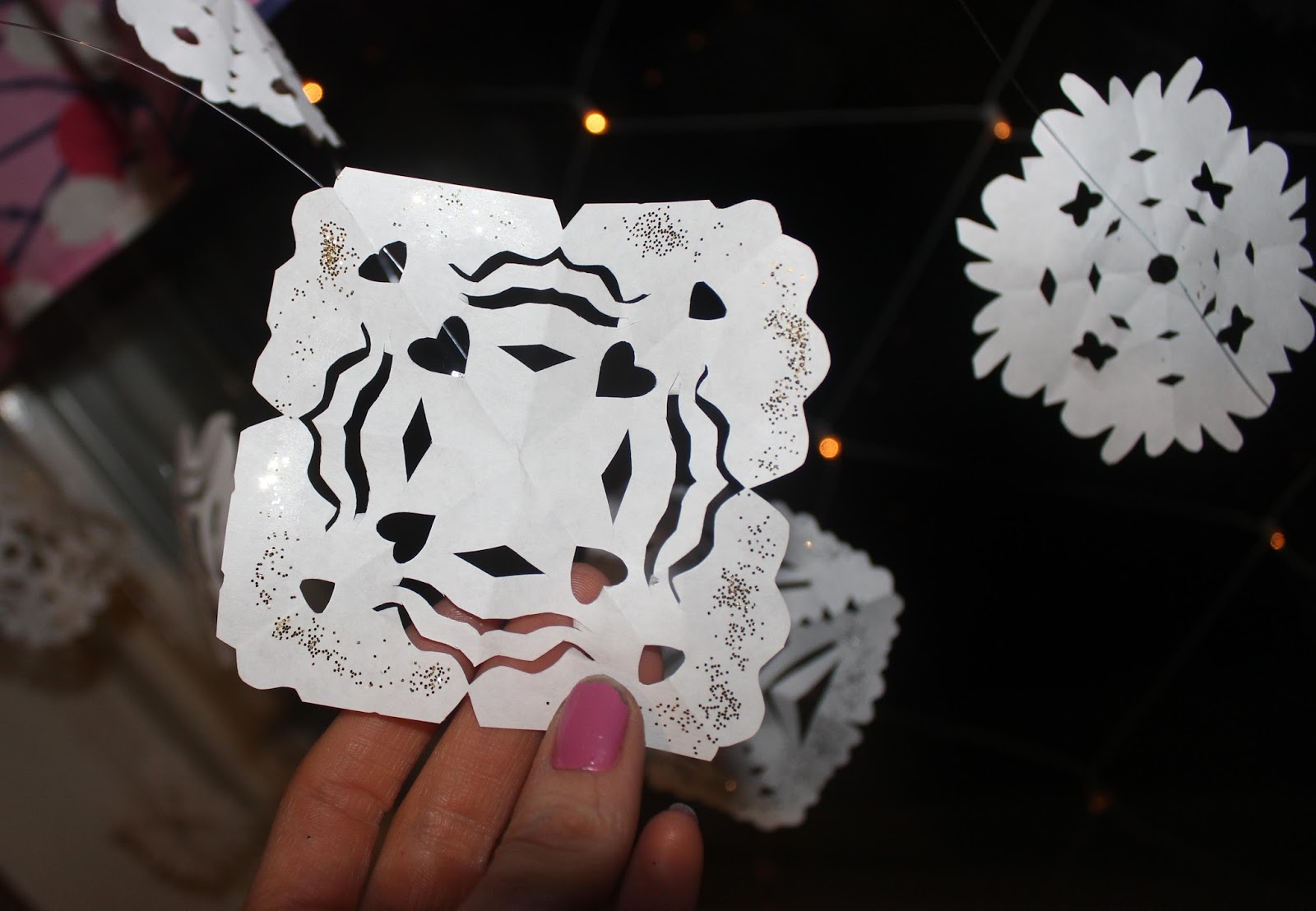 Nappikuja 6: Luukku 6: Lumihiutaleita paperista