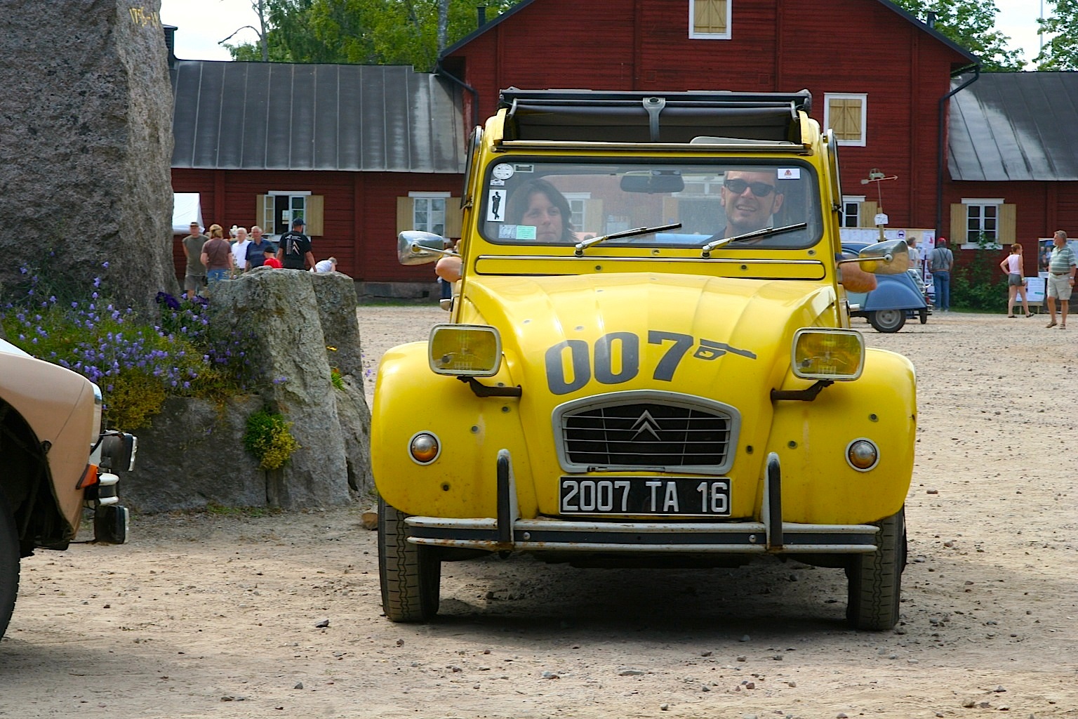 Net Cars Show: 1981 Citroën 2CV '007'