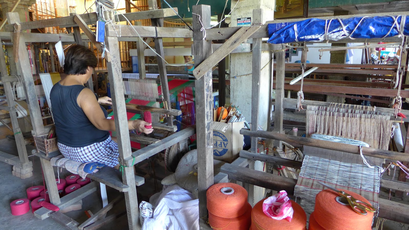 Pork in the Road: Rowilda's Handloom Weaving -- keeping the colourful ...