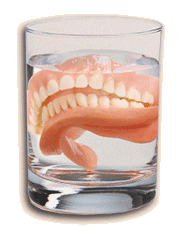 Bizarnieuws: Vrouw op de loop met vals gebit van ex na fikse ruzie