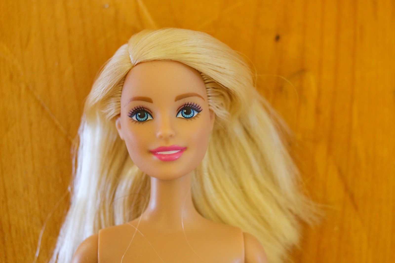 Cozy Comforts and Dolls: Barbie Sisters Winter Holiday Fun