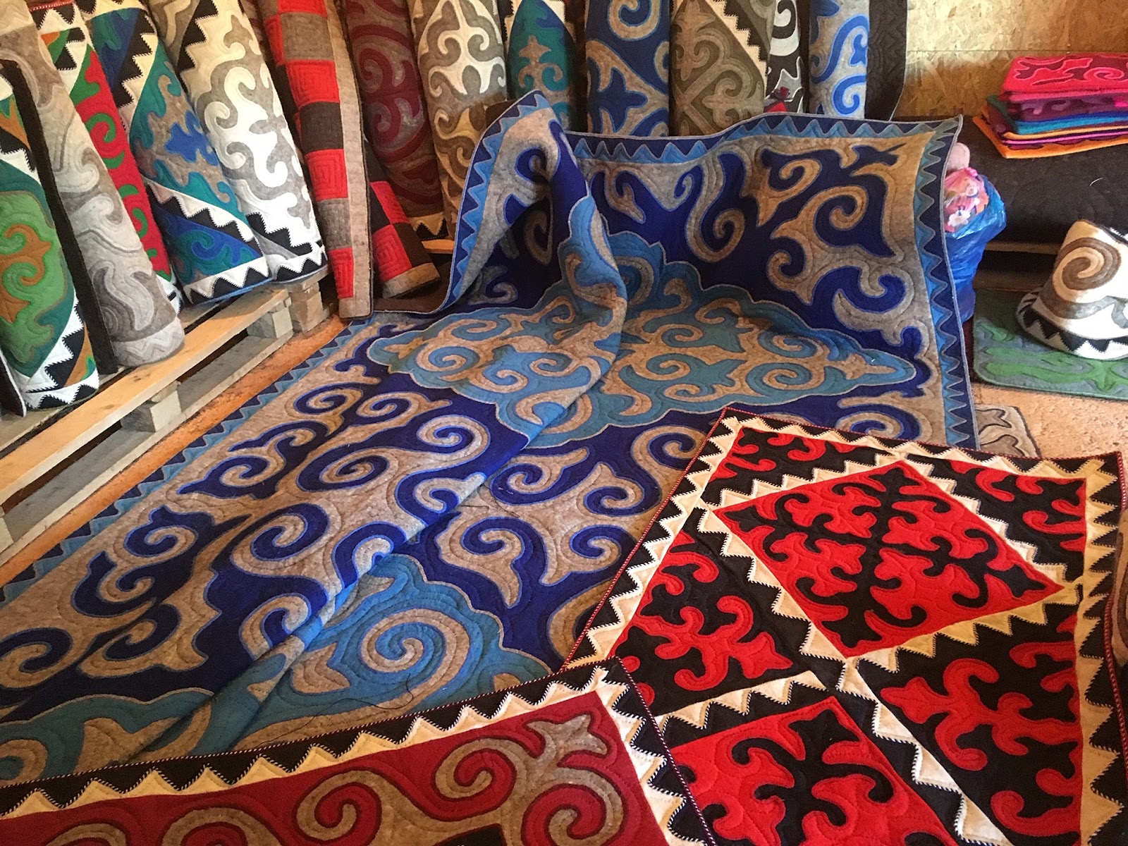 Christine erzählt: Shyrdaks - Matten in uralter Tradition in Kirgistan ...