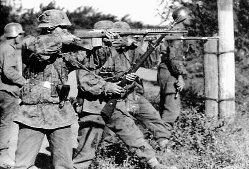 German Troops Testing a Captured SVT-40 – Wikinger: European Theater of War