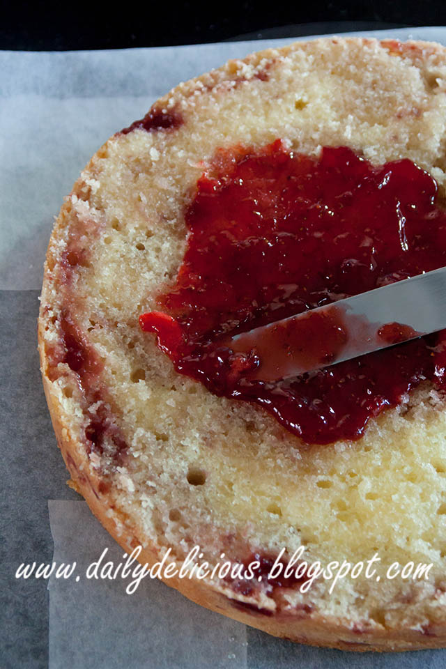 dailydelicious: Strawberry Jam Birthday cake and Smeg 50's style stand ...
