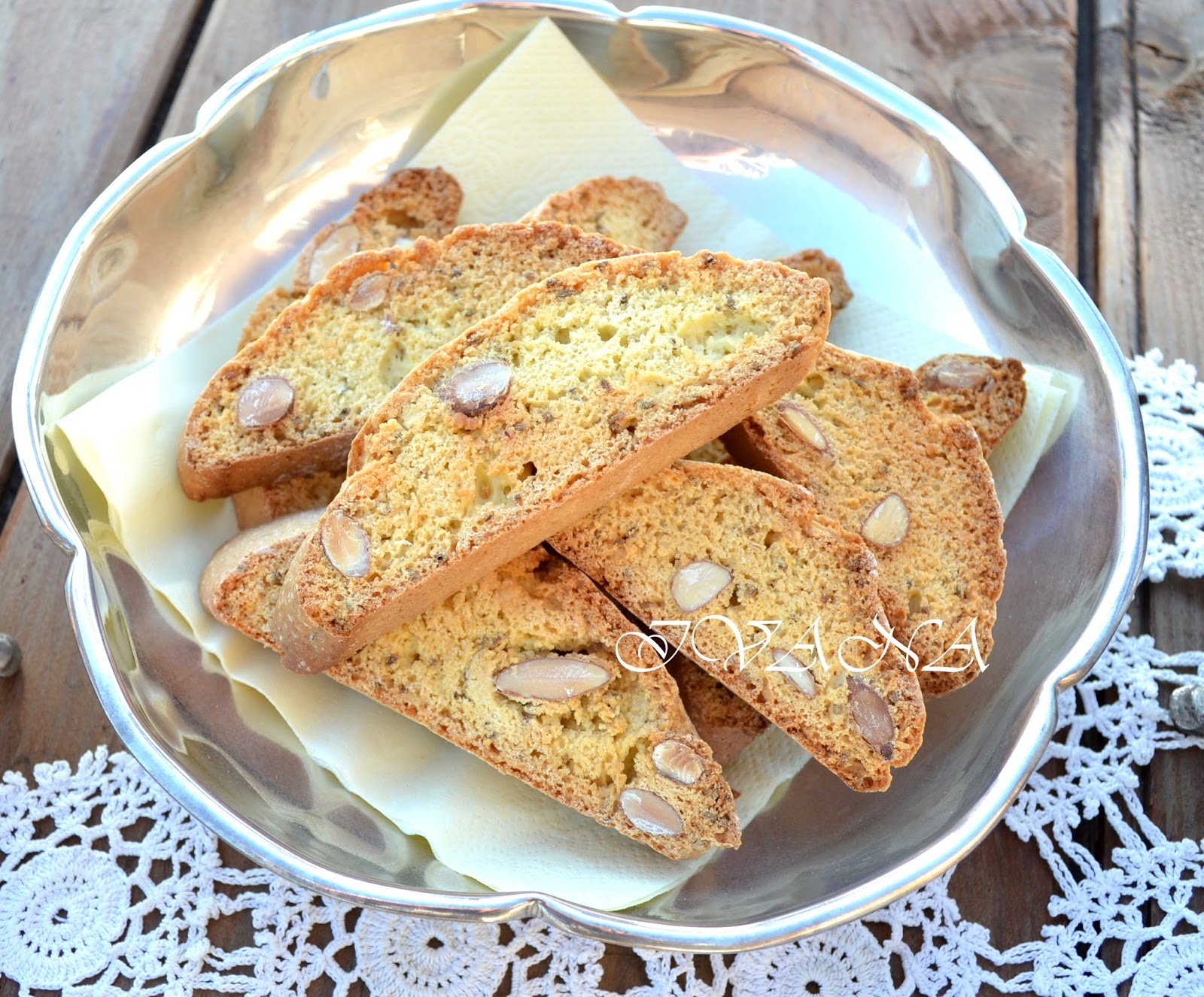 С нож и вилица в ръка: Аничини (anicini) или нещо като кантучи с лек ...