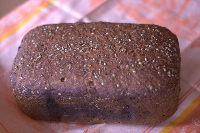 NORIU VALGYTI: Juoda duona su medumi