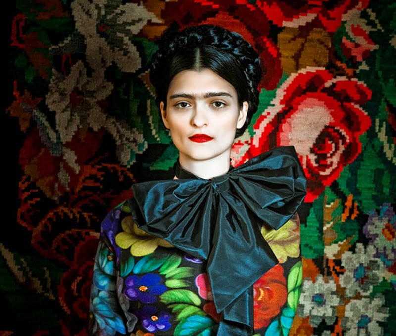 MAANILA: Fiori, riga in mezzo e monociglio! MONOCIGLIO? That’s Frida!