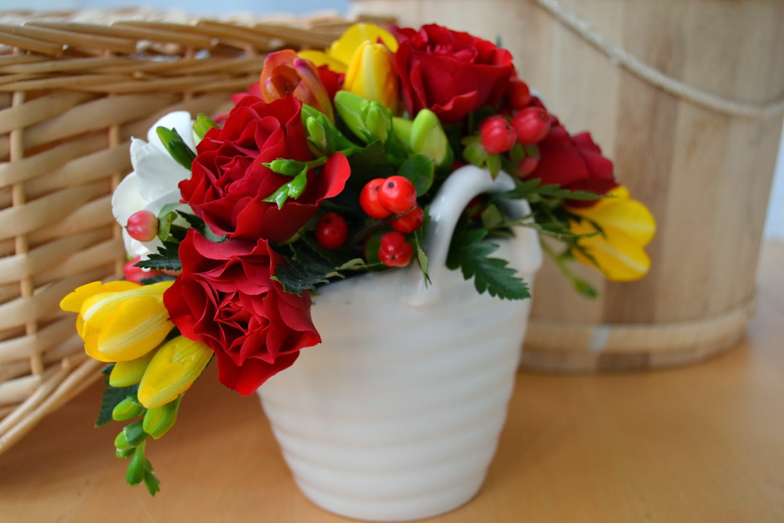 Anamaria Grama - design floral: Aranjament floral in gentuta de ...