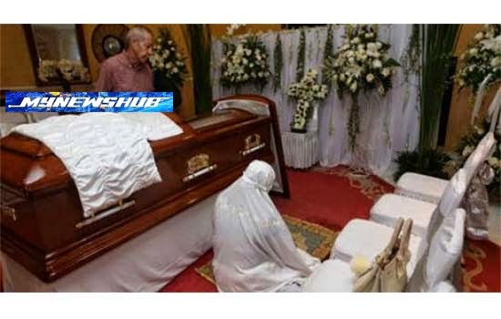 Wanita bertelekung yang sembahyang tetapi di sebelahnya terdapat sebuah ...