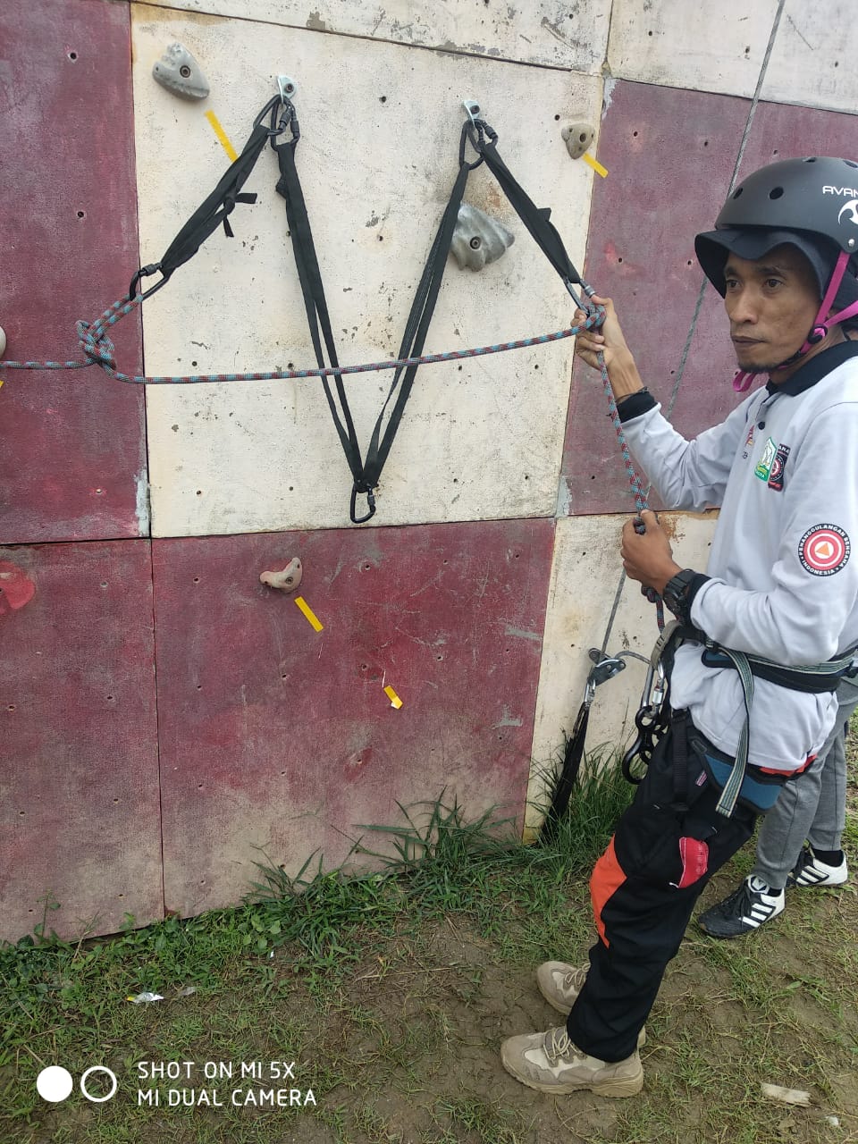 DIFINISI FUNGSI DAN INSTALASI ANCHOR DALAM PANJAT TEBING