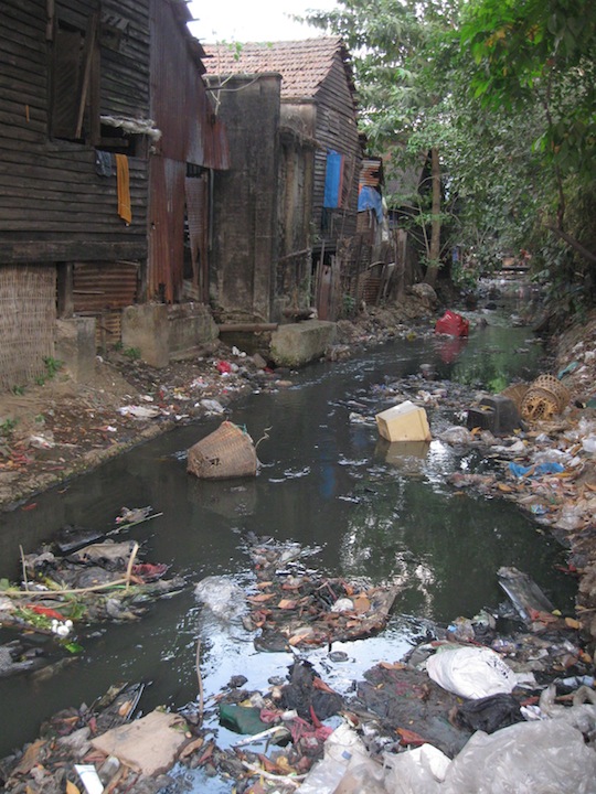Shreds of a bizarre world: The Rangoon (Yangon) train station slum ...
