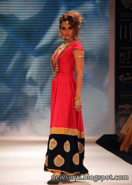 Galleries: Kangana Ranaut Ramp Walk on IIJW 2011