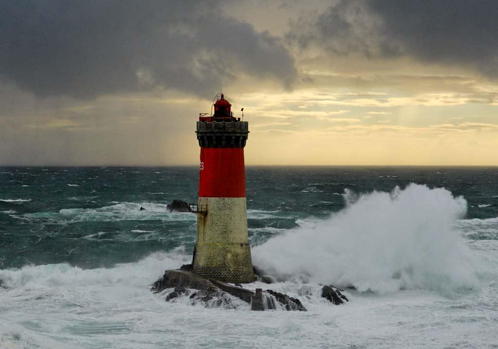 IL GUARDIANO DEL FARO: FOTOGRAFICO - Faro nella tempesta 1
