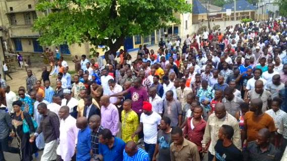 Pics: Rivers state residents take to the streets to protest yesterday's ...