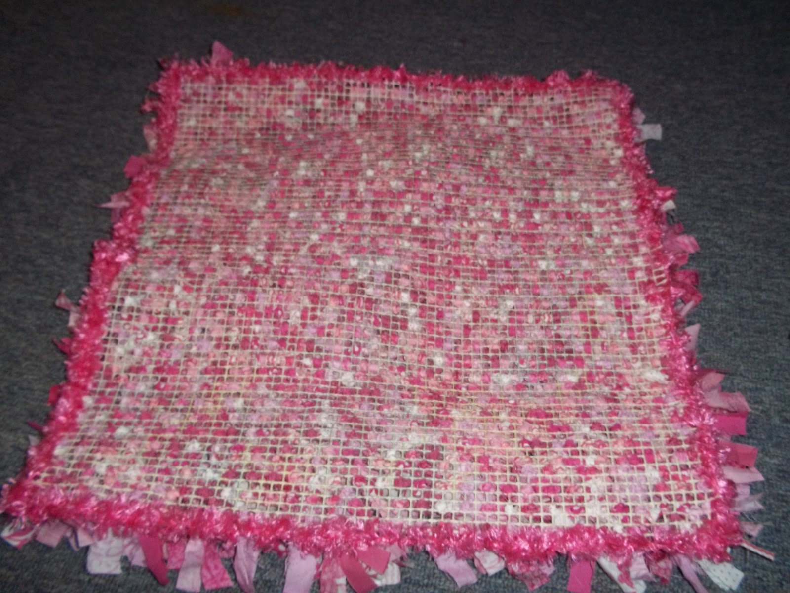 Manke It Yourself!: Here it is! Fabric Scrap Rug