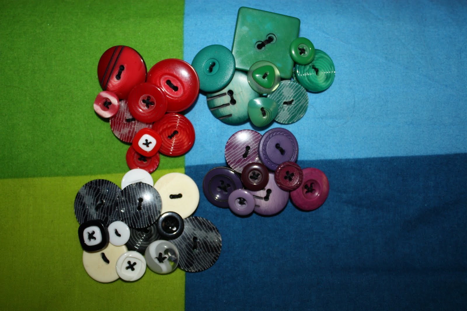 Manos Que Reciclan: Broches con botones