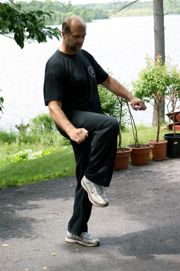 Self Defense - The Knee Kick