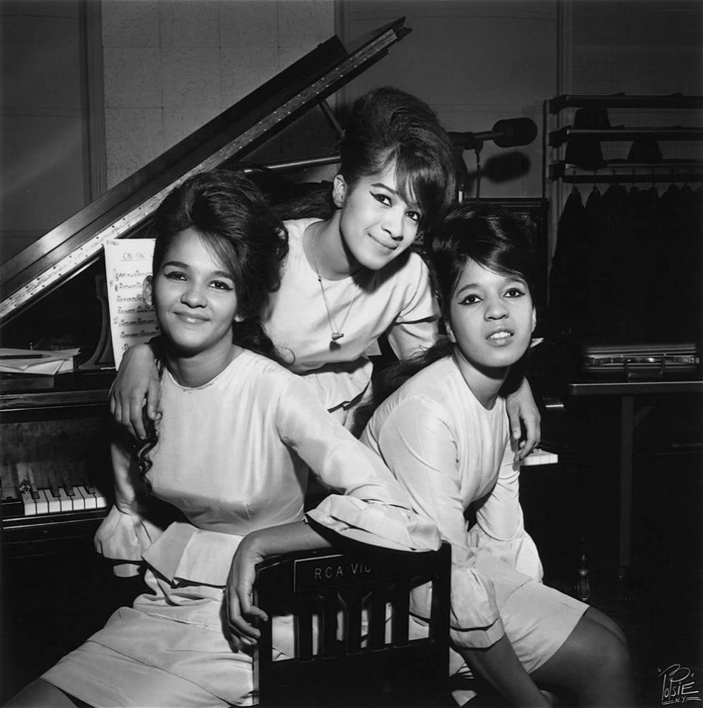 30 Fascinating Vintage Photographs of The Ronettes in the 1960s ...