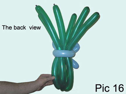 Balloon animals twisting instructions: Balloon bow tie