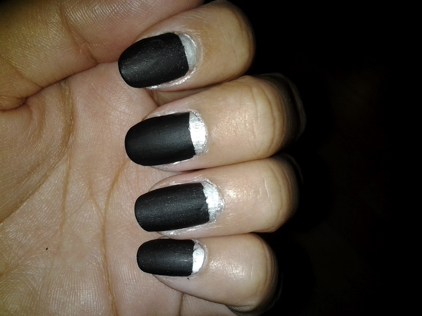 Shanty's Glamour : Metallic Silver & Matte Black Nails