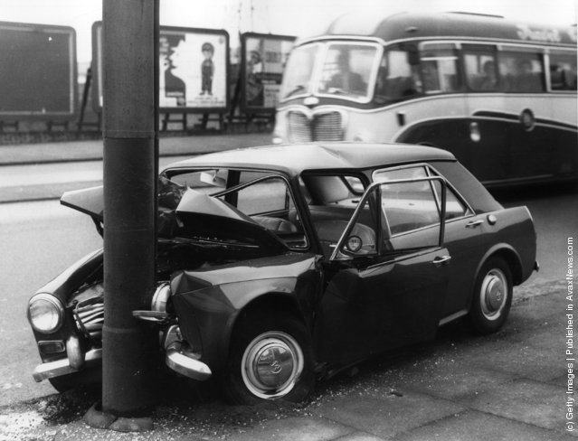 Old Pictures of Car Accidents in London ~ Vintage Everyday