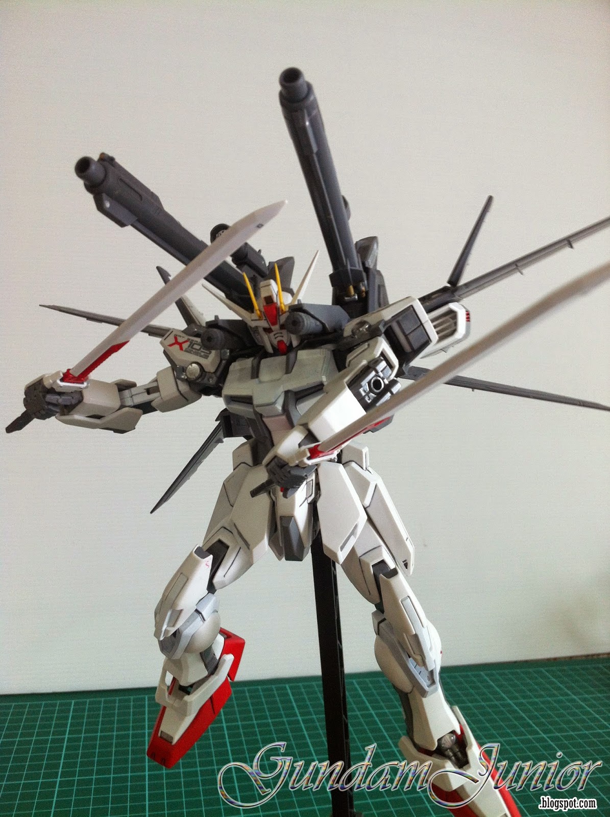 Gundam Me: MG 1/100 Strike + I.W.S.P. Pack (Painted build)
