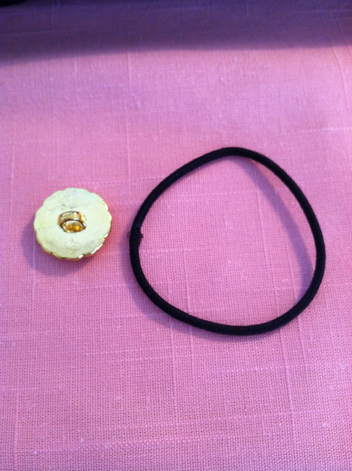 If I can do it, you can too!: Button Hair Tie