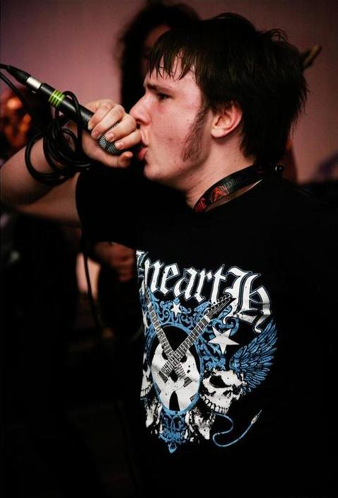 CEREBROS EXPRIMIDOS: Austin Dickinson... Debuta con Rise To Remain