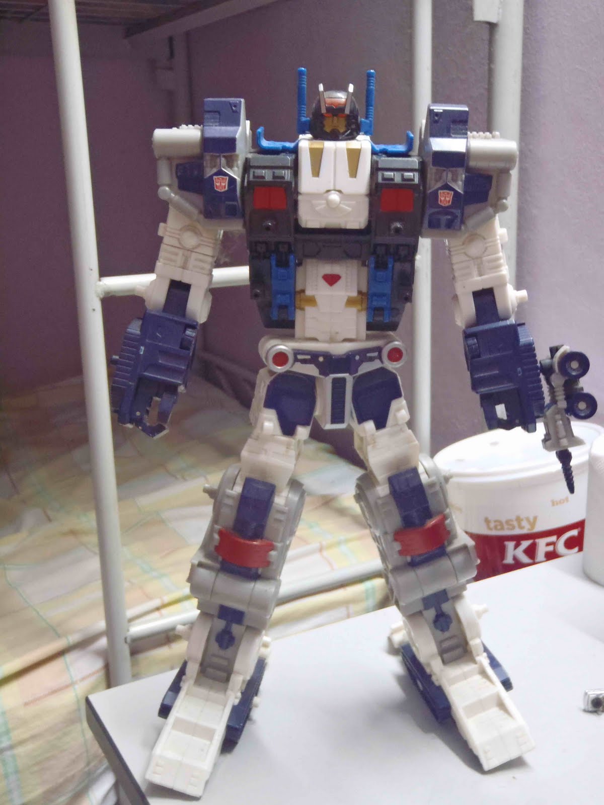 Metroplex Fall Of Cybertron Holding Optimus