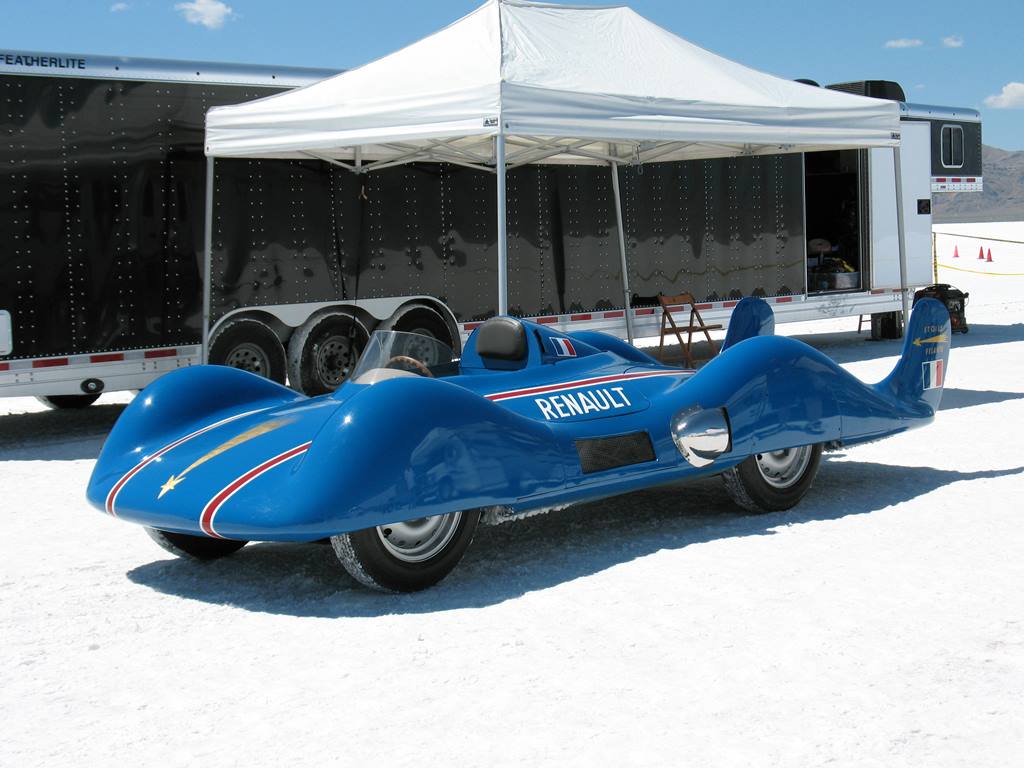 POPPA WHEELIE: Vintage Renault Streamliner at Bonneville