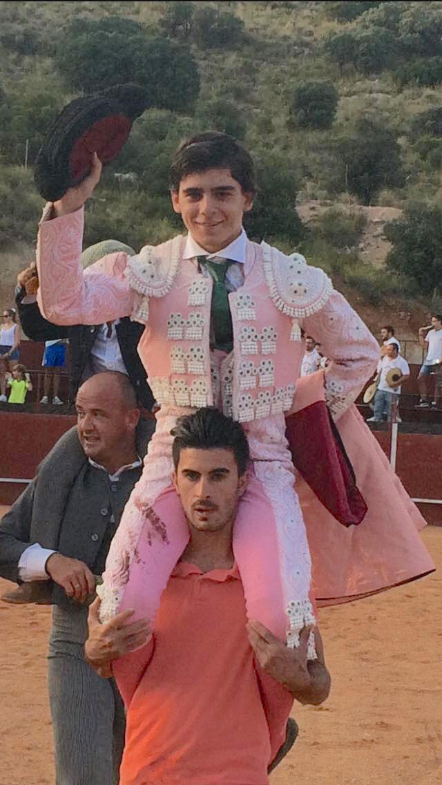 Farpas Blogue: "Fonsi": jovem toureiro luso-espanhol em ombros no ...