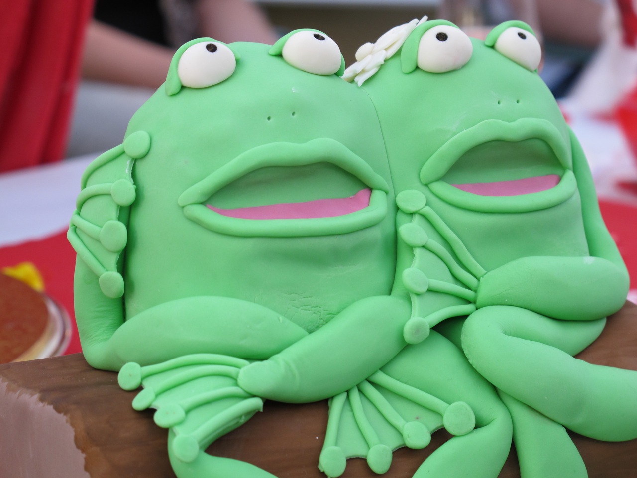 muppys: Pandan and Coconut Macarons and a special Froggy Cake