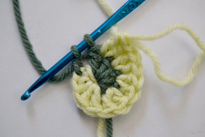 Tina's handicraft : two-color spiral in double crochet