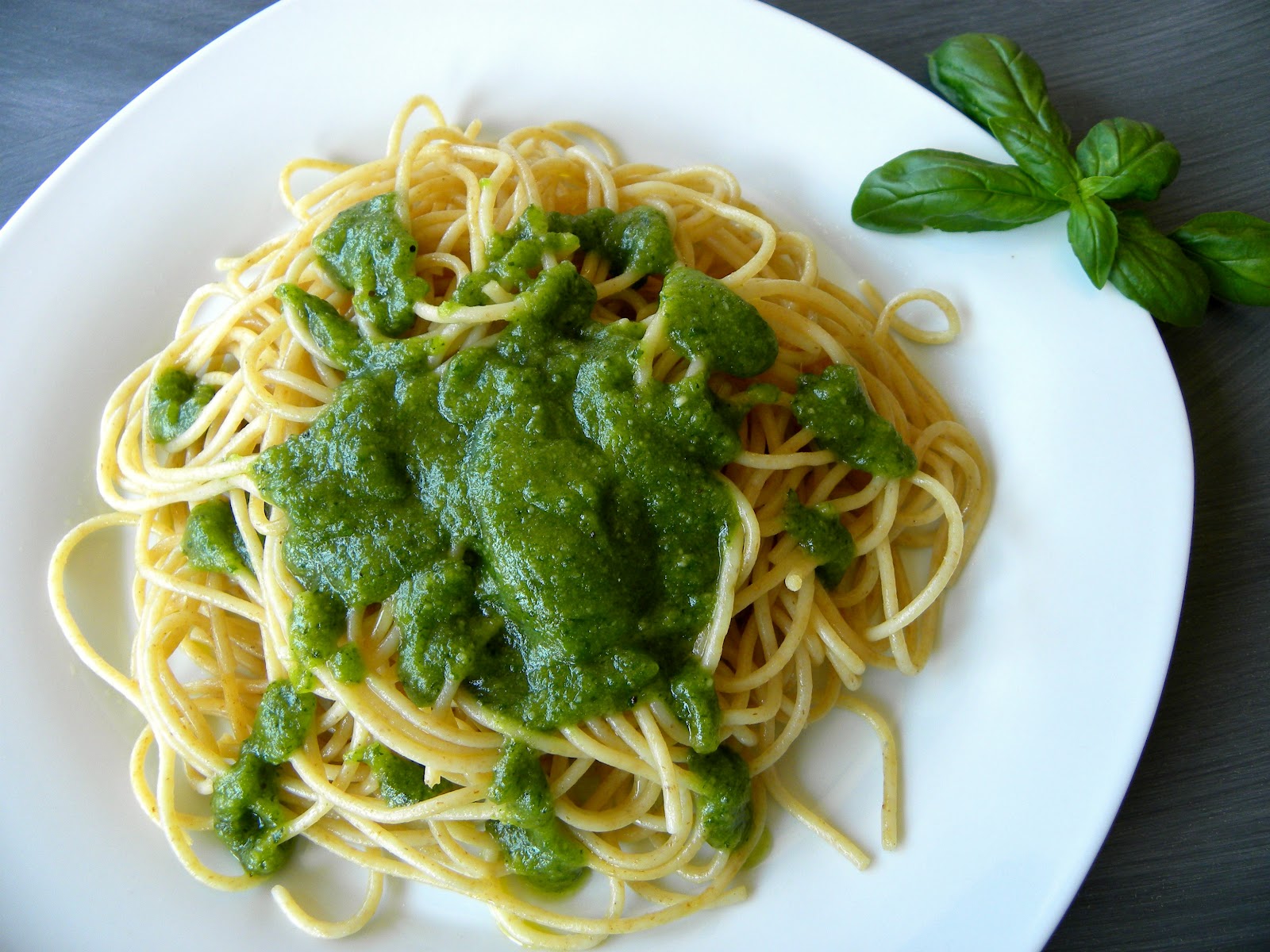 HilaTina: lately in my kitchen...spaghetti al pesto!