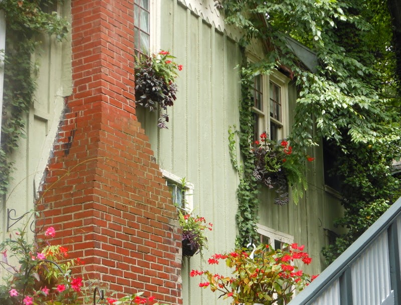 Quilted Nest: Art Show, Window Boxes, Moss, and Lost Photos...