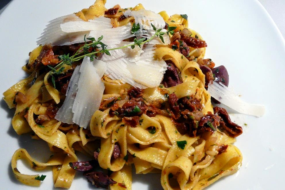 Kulinarische Welten zu Fisch- und Meeresfrucht: Pasta mit dreierlei Tomaten