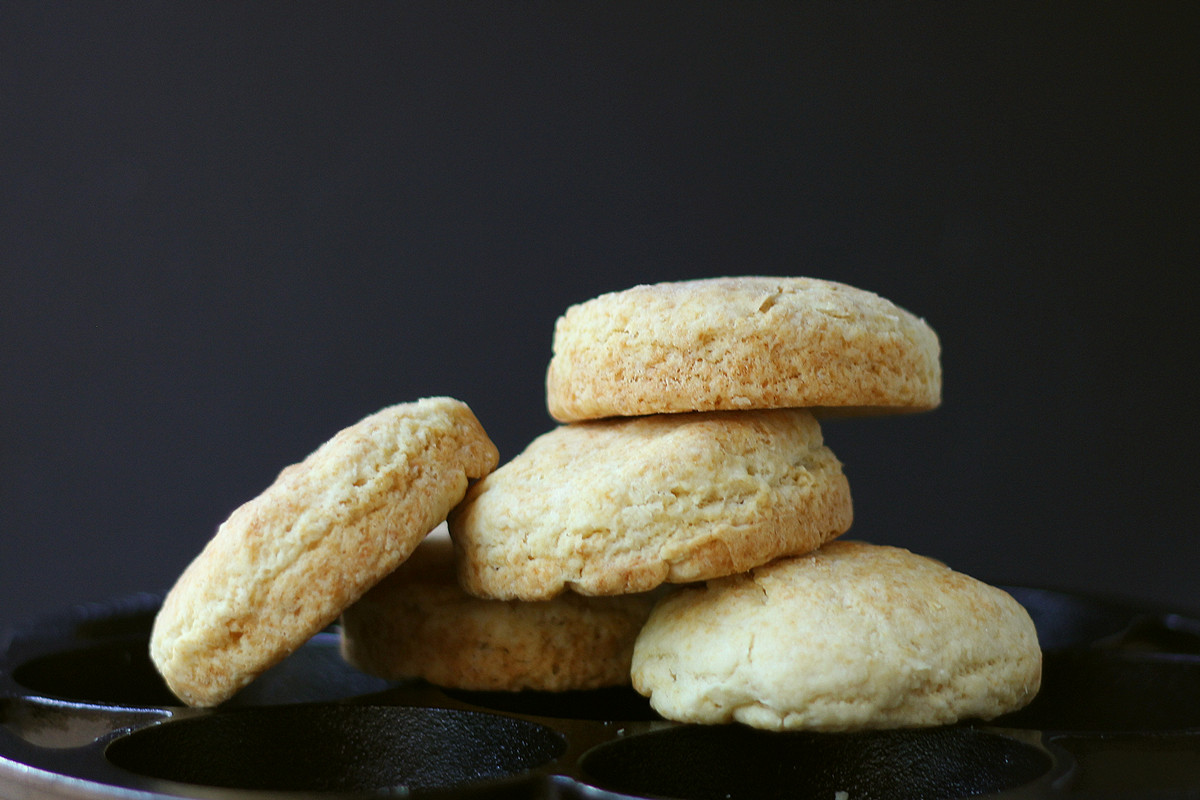 Cookistry: Crisp Biscuits from #LodgeCastIronNation