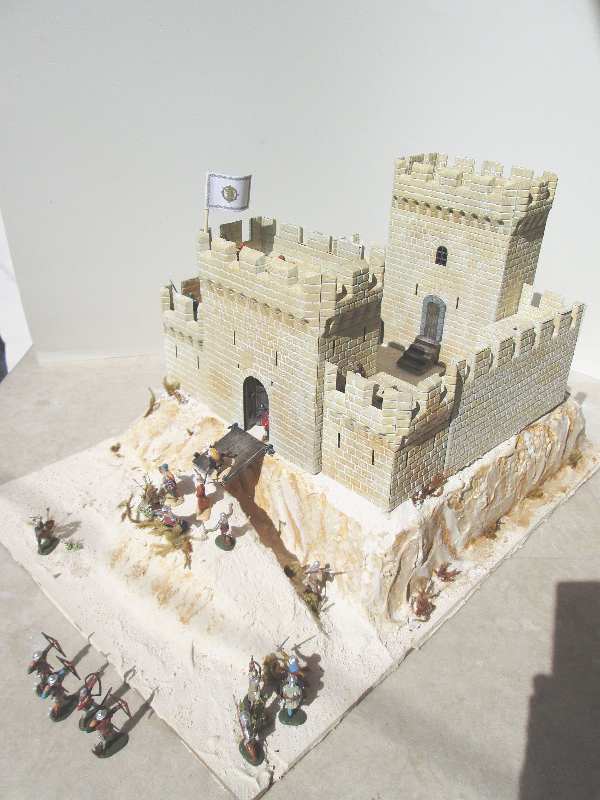 Toy Soldier Chest: Crusader Castle 1/72 MiniArt Fortress 72004