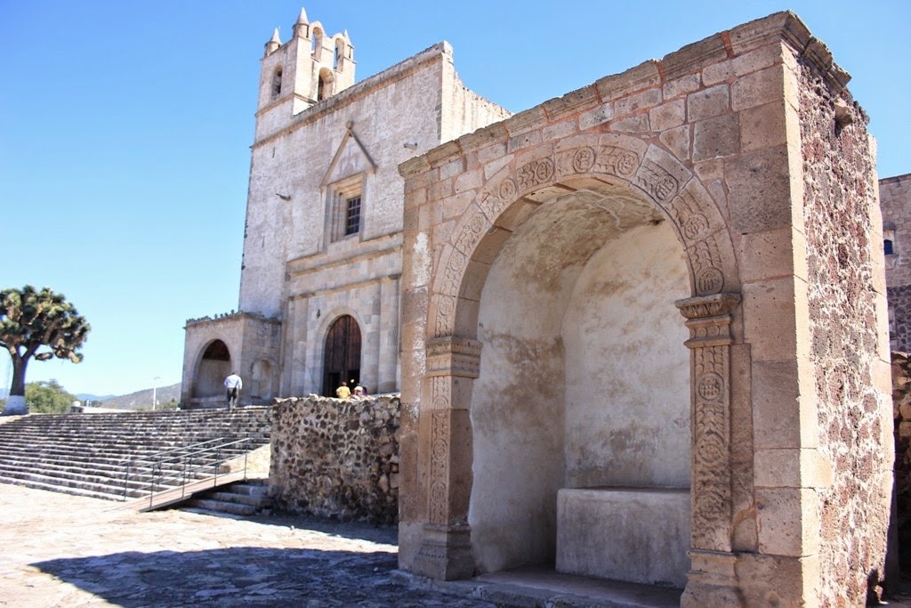 Capilla posa en el atrio del Ex-convento de Epazoyucan, Hgo. ~ Luis ...