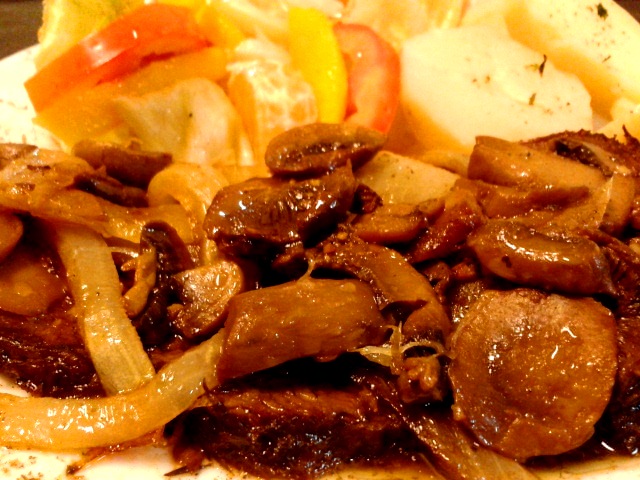 TAGUARITA GOURMET ARTE CULINARIO: MUCHACHO CUADRADO CON CHAMPIÑONES AL VINO