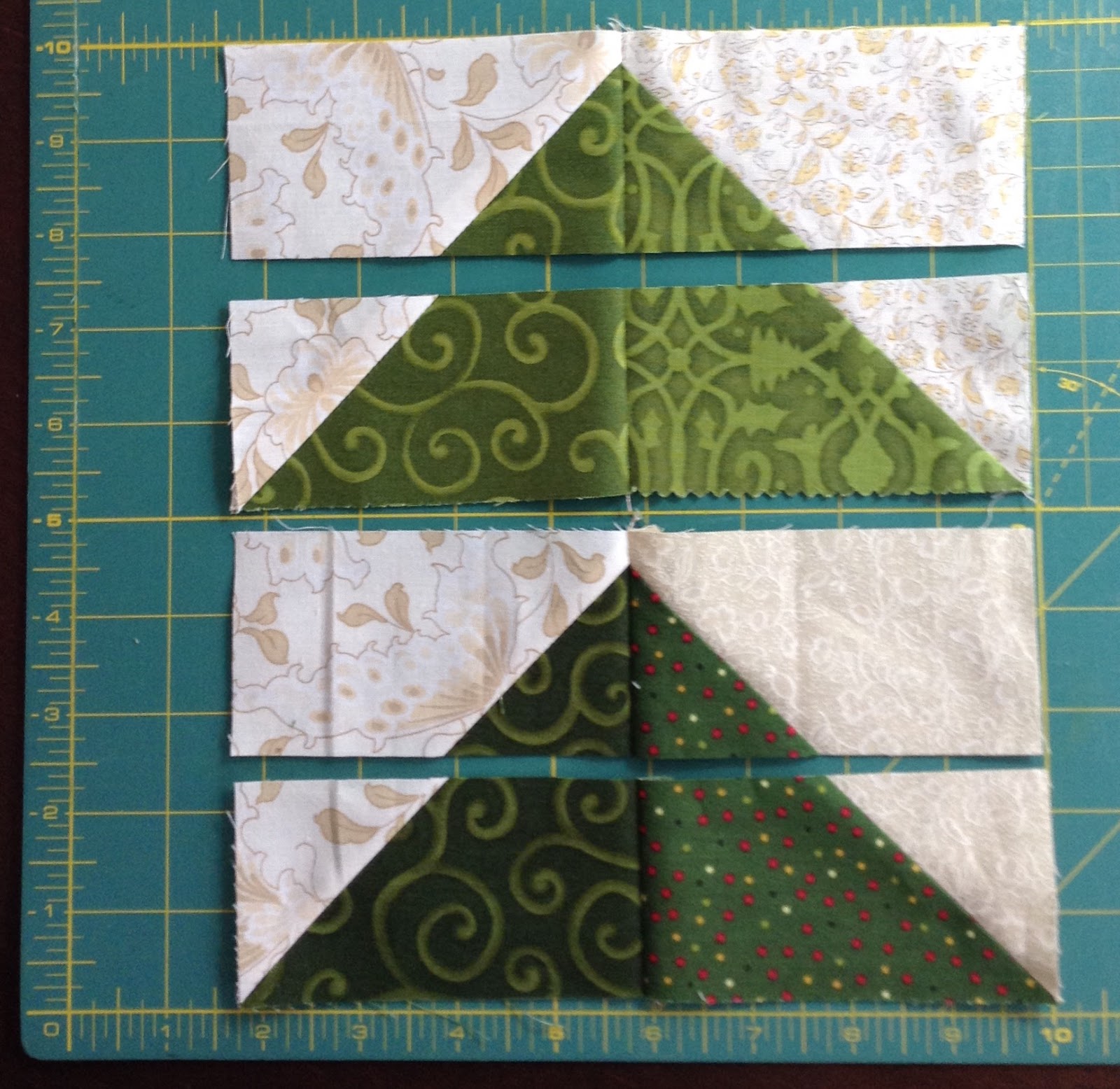 QUILTERS...ENJOY COLOUR! : Teetering Christmas Tree Block