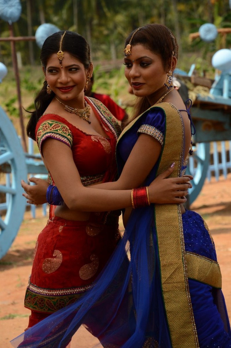 South Item Girl Rithvika Hot Stills In Sandhithathum Sindhithathum ...