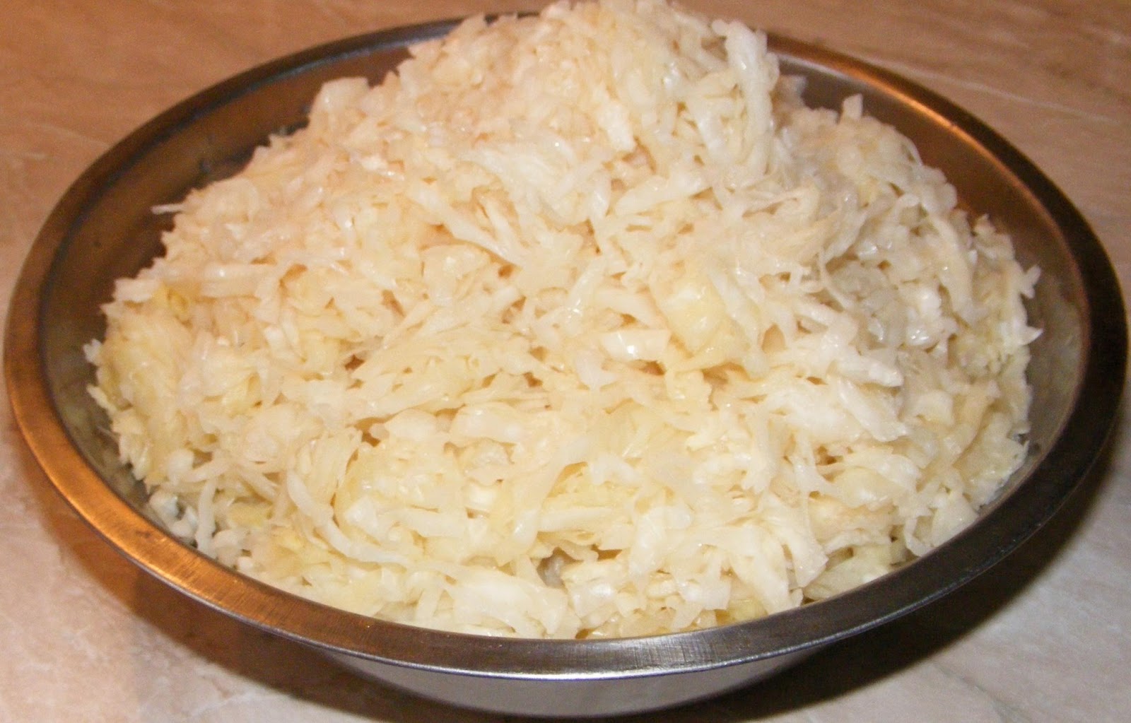 Varza acra calita cu carnati | Preparatedevis.ro