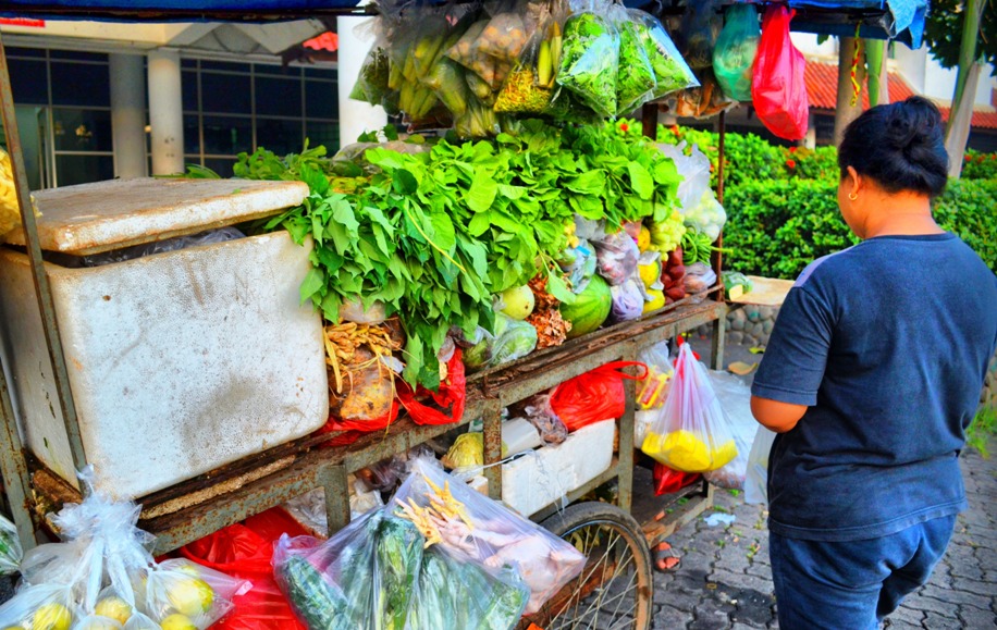 INDONESIA SOCIAL MEDIA: Kenaikan BBM, Pedagang Sayur Keliling Hanya ...